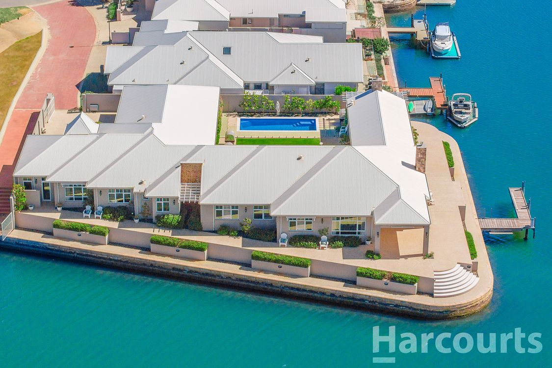 Luxury Hamptons Waterfront Home: Unparalleled Views, Unrivalled ...